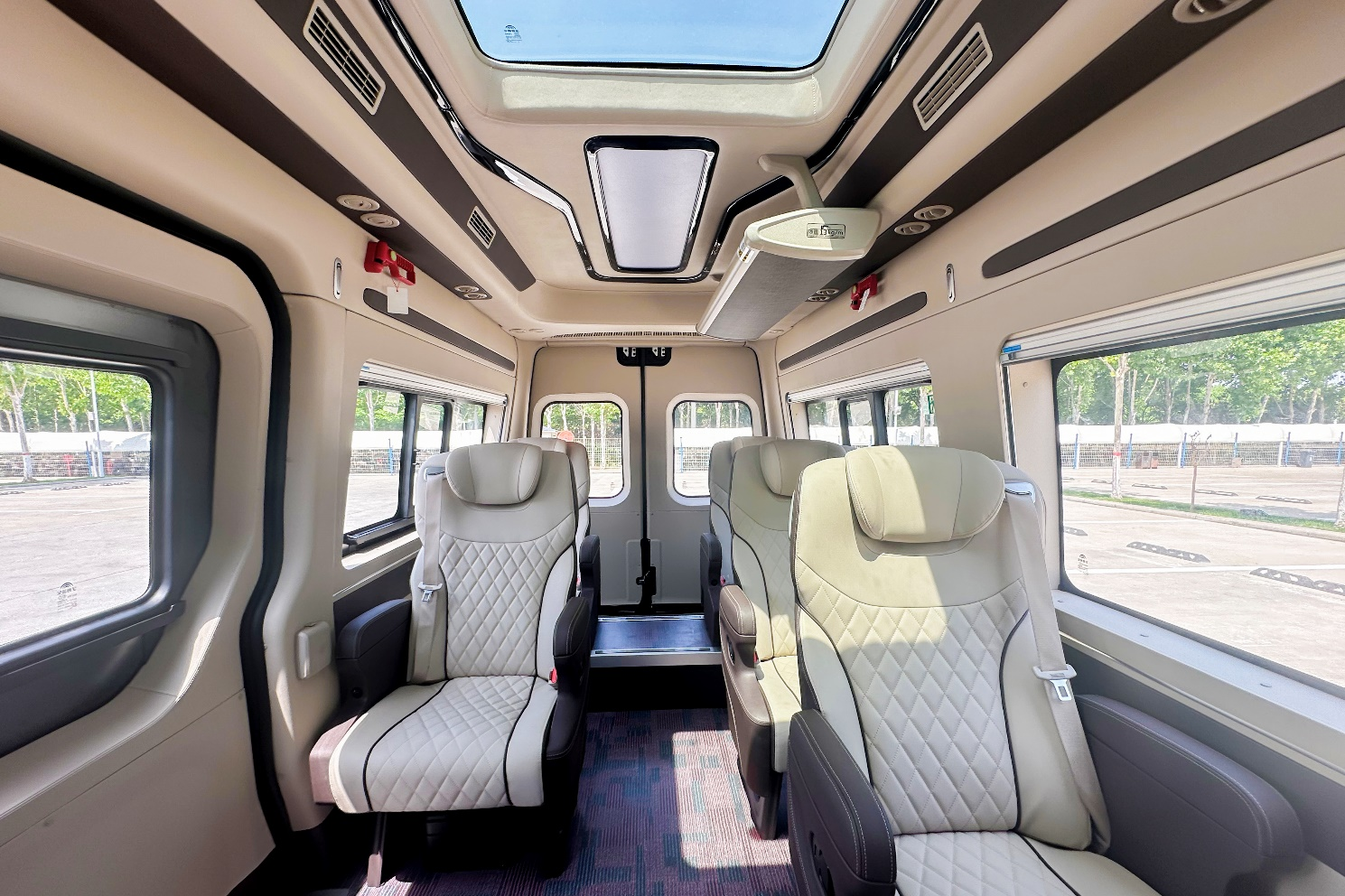 230辆！高端出行新范本！宇通天骏V6 7座新品首发，批次交付新疆_媒体镜头下的宇通_宇通集团